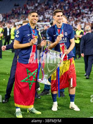 Presentation of the Champions League trophy by the PSG players ...