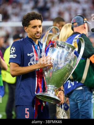Presentation of the Champions League trophy by the PSG players ...
