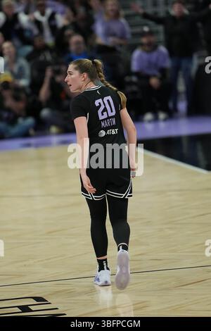 Golden State Valkyries guard Kate Martin (20) and New York Liberty ...