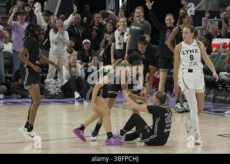 Golden State Valkyries guard-forward Kaila Charles (6) dribbles the ...