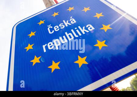 Asch, Czech Republic. 03rd June, 2025. Cars cross the German-Czech ...