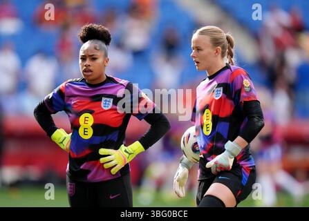 England goalkeeper Hannah Hampton and goalkeeper Khiara Keating ...