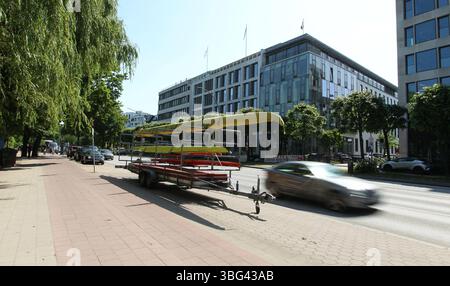 Autos fahren in hohem Tempo die Straße An der Alster entlang. St. Georg ...