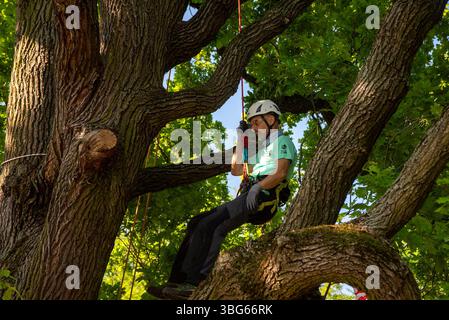 Tata, Hungary. 31st May, 2025. The female athlete pulls up her rope to ...