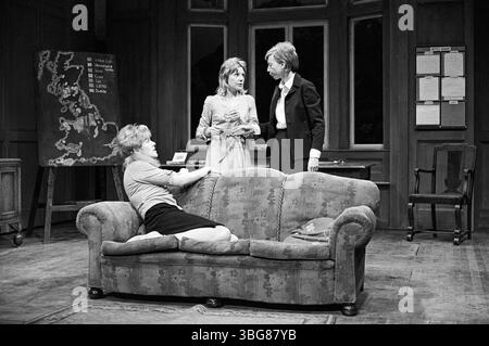 l-r: Lynn Redgrave (Joanne), Barbara Ferris (Elise) in SLAG by David ...