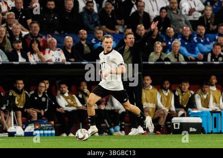 Florian Wirtz (Deutschland, #17) am Ball vor Norbert Gyoember (Slowakei ...
