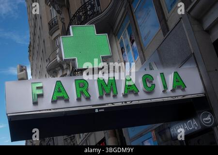 Leuchtendes Apothekenzeichen mit grünem Kreuz an einer Apotheke in ...