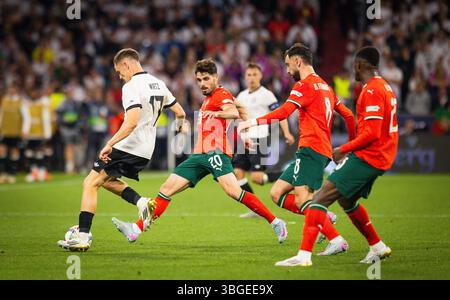 MUNCHEN - (L-R) Nuno Mendes of Portugal, Pedro Porro of Spain during the UEFA Nations League ...