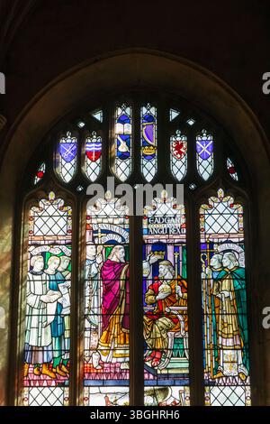 Stained glass window showing crowning of King Edgar, Bath Abbey ...