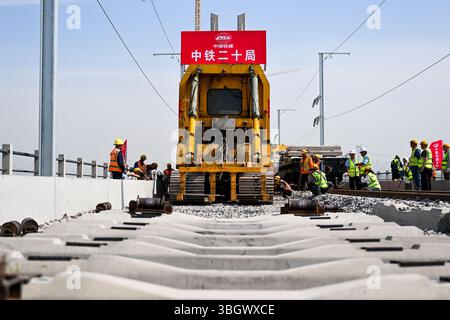 (250606) -- WUHAI, June 6, 2025 (Xinhua) -- Workers lay steel rails at ...