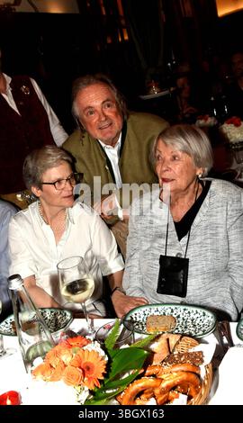 Uschi Ackermann Kaefer Witwe mit Alice Ellen Kessler Saengerinnn ...