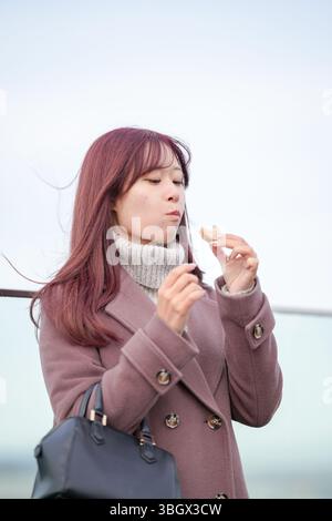 Japanese woman in winter Stock Photo - Alamy