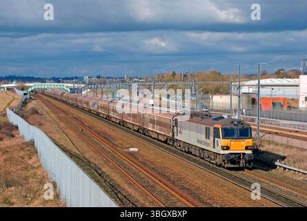 EWS Class 92 electric locomotive No 92022 with a Channel Tunnel ...