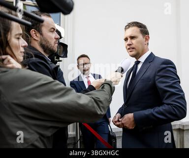 DEN HAAG - Outgoing Minister Eelco Heinen (Finance) speaks to the press ...