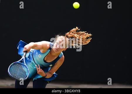 Mingge Xu during her match against Emma Raducanu on day one of the 2025 ...