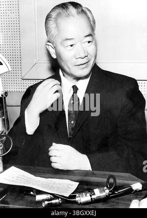 Former Vietnamese Ambassador to the US Tran Van Chuong (centre) chats ...