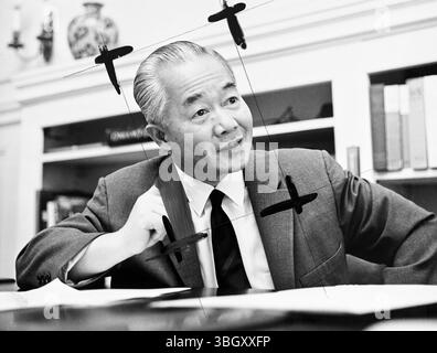 Former Vietnamese Ambassador to the US Tran Van Chuong (centre) chats ...