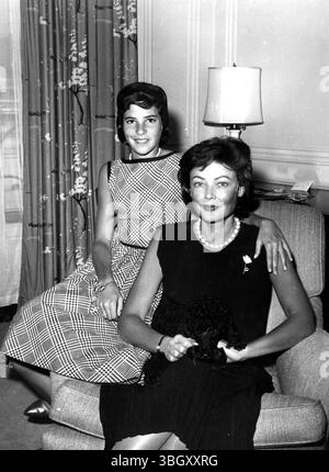 Gene Tierney with 7 year old daughter Daria Cassini flying to Argentine ...