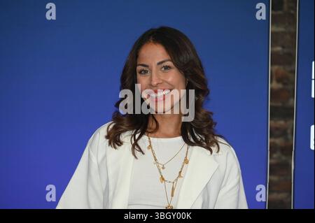 Comedienne und Moderatorin Negah Amiri kommt zur Preisverleihung ...