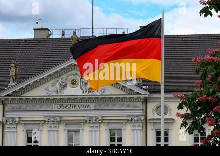 Die deutsche Fahne weht vor Schloss Bellevue, dem Dienstsitz des ...
