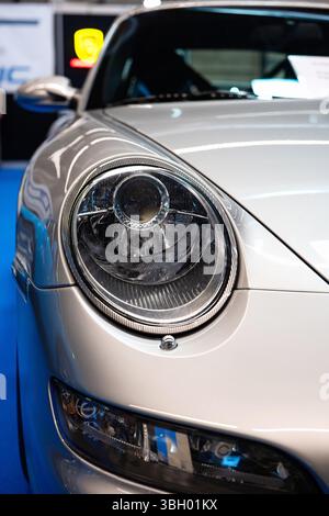 Porsche 911 front headlamp unit close up Stock Photo - Alamy