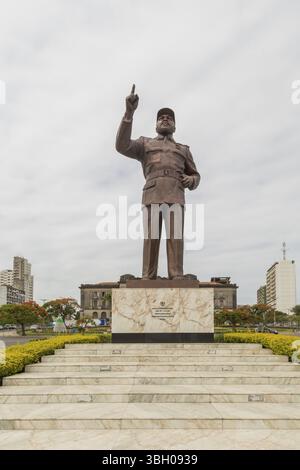 A giant statue of Samora Moises Machel at the Independence Square in ...