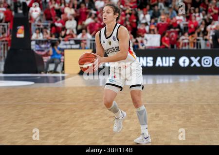 Jennifer Crowder (Deutschland, 7) am Ball Basketball Damen Testspiel ...