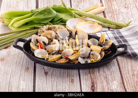 Gourmet Boiled fresh clams with lemongrass Stock Photo - Alamy