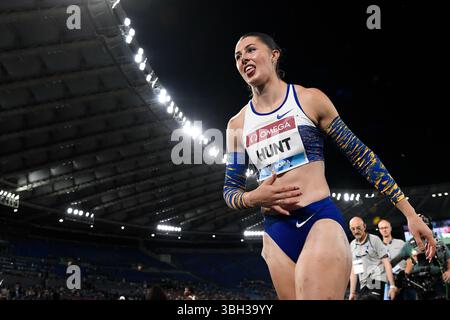 Amy Hunt of Great Britain reacts in disbelief after winning the silver ...