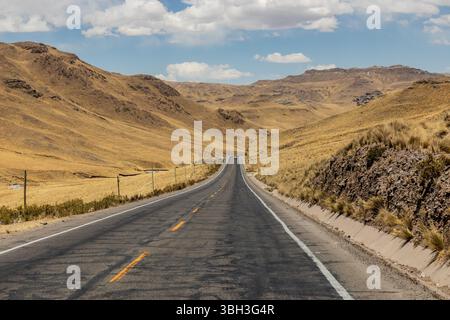 Road across the Altiplano Andean Plateau in Peru Stock Photo - Alamy