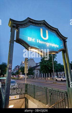 U-Bahn Station Hermannplatz, BVG, oeffentlicher Nahverkehr, Karl-Marx ...
