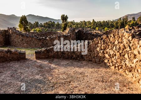 Qullqa (Colca) storage houses in Raqchi complex, Peru Stock Photo - Alamy