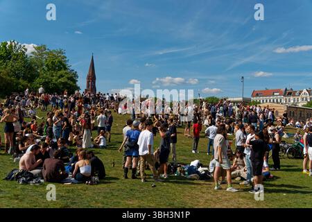 1. Mai, Tag der Arbeit, Menschenmenge im Görlitzer Park, Party, Feiern ...