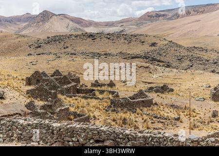 Ruins of Ran Ran village near Mismi volcano, Peru Stock Photo - Alamy
