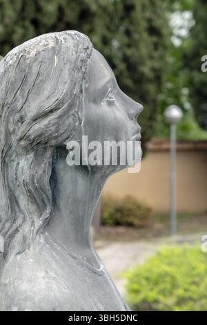 Sad woman statue. Praying woman statue. Shallow dof Stock Photo - Alamy