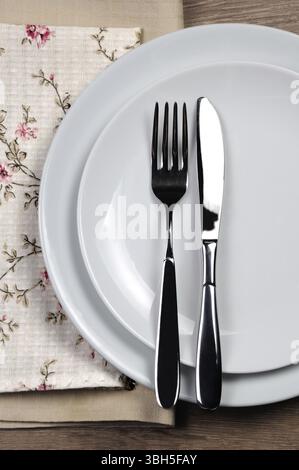 Dining etiquette - I still eat, Finished position. Fork and knife ...