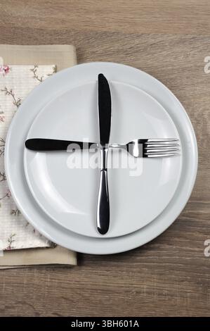 Dining etiquette - I still eat, Finished position. Fork and knife ...
