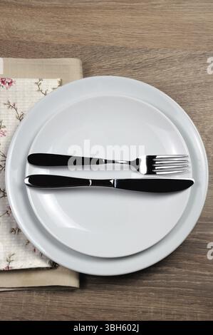 Dining etiquette - I still eat, Finished position. Fork and knife ...