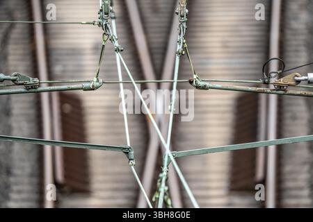 Traction current, overhead line, detail, tensioning of current-carrying ...