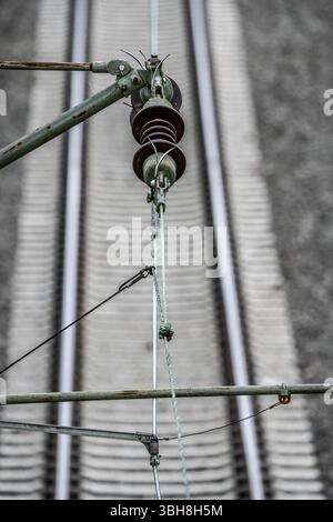 Traction current, overhead line, detail, tensioning of current-carrying ...