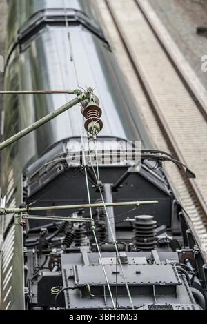 Traction current, overhead line, detail, tensioning of current-carrying lines, insulators, power ...