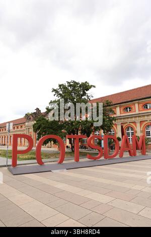 Ein barrierefreier Potsdam-Schriftzug steht am Filmmuseum in Potsdam, 8. Juni 2025. Hinten der ...