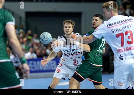 Christopher Bissel (HC Erlangen, #21) in a duel with Stephan Seitz ...