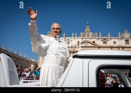 Pope Leo XIV arrives to lead his traditional Wednesday General Audience ...