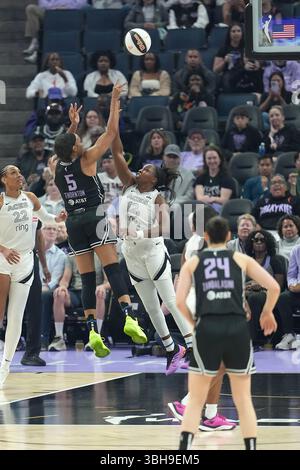 Golden State Valkyries' Kayla Thornton passes in 2nd quarter against ...