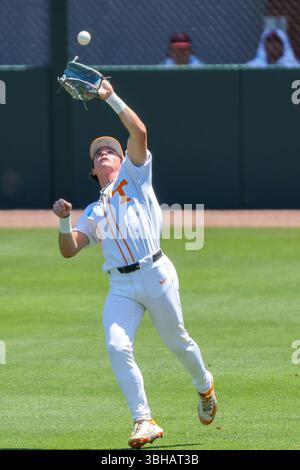 Tennessee Volunteers right fielder Reese Chapman (13) hustles to first ...