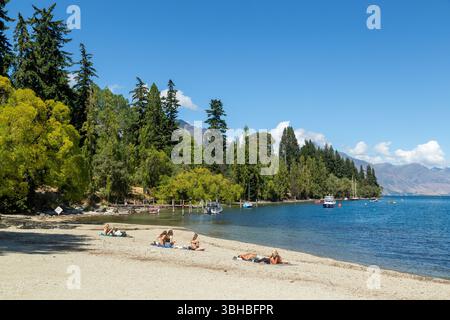 Queenstown Bay Beach and Lake Whakatipu on a summers day, Queenstown ...