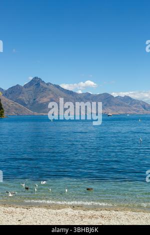 Queenstown Bay Beach and Lake Whakatipu on a summers day looking ...