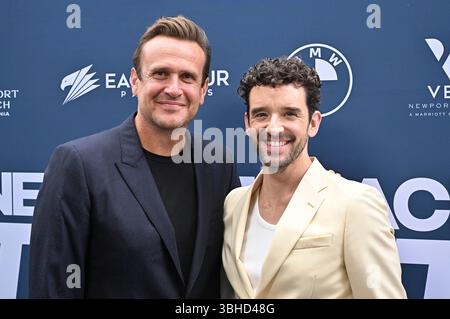 Jason Segel und Michael Urie beim Shrinking Event auf dem Newport Beach ...