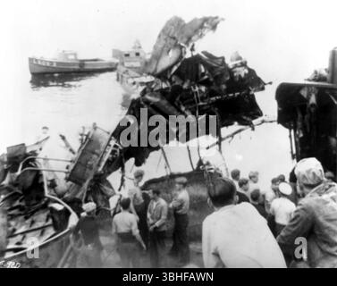 Kamikaze damage to USS Leutze (DD-481) (1 Stock Photo - Alamy